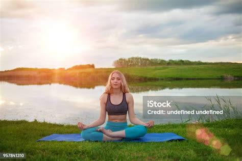 아름 다운 금발의 여자는 일몰에 호수에 로터스 위치에서 요가 연습 하 고 근접 지원 건강 한 라이프 스타일 금발 머리에 대한 스톡 사진 및 기타 이미지 Istock