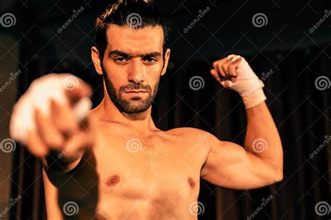 Boxer Caucasiano Soca O Punho Nu E Enrola A Pose Impulso Foto De Stock