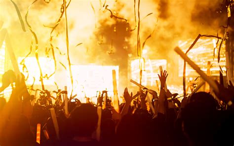 콘서트 무대 조명과 사람들 팬 관객 실루엣의 손 또는 발광 스틱 스포트라이트 빛나는 효과와 연기 음악 축제 후면 보기에 들고 모금 군중 공연에 대한 스톡 사진 및 기타