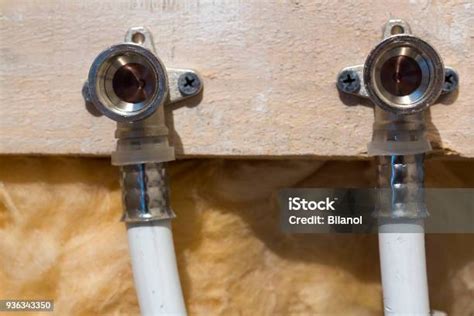 폴 리 프로필 렌 배관 집안에 벽에 수도 관에 의하여 이루어져 있다 혁신 중 아파트 인테리어의 화장실에 하 수구 파이프의 설치