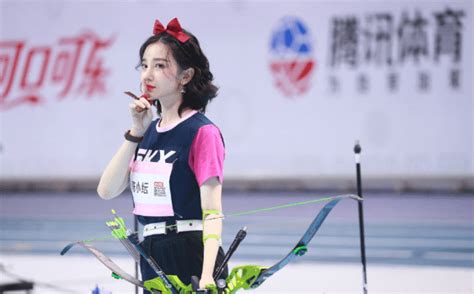 “白雪公主”陈小纭与于小彤官宣分手，同款芬迪包了解一下 Logo