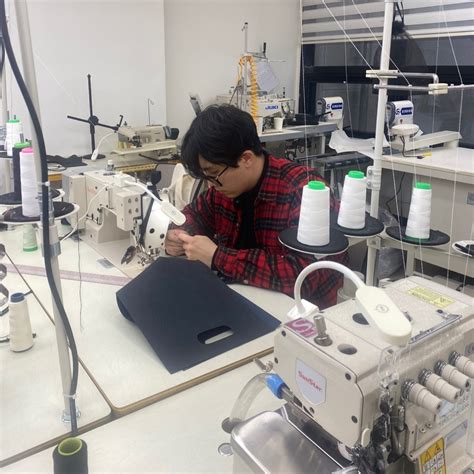 서울시금천패션제조지원센터 청년창업 브랜드 시제품 제작 현장 포착 청년창업 브랜드 대표님들의 시제품 제작 현장을 담았습니다 서울시 금천패션제조지원센터에서는 이처럼