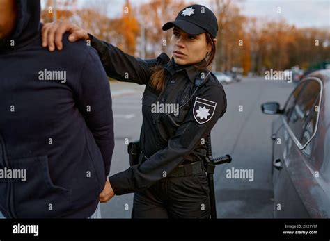 Female Cop Arresting Banque De Photographies Et Dimages à Haute