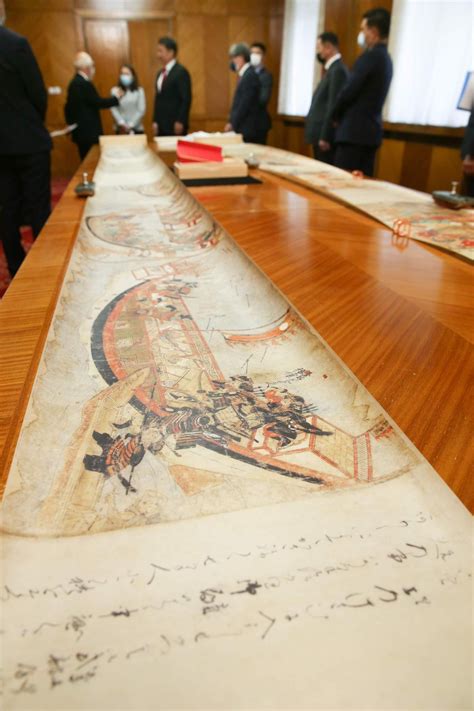 Японд байсан “Юань гүрний цэргийн довтолгоог дүрсэлсэн хуйлмал гар зургууд” ийг Монголд өглөө