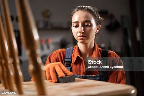 진지한 여성 가구 디자이너의 초상화는 그녀의 목공 스튜디오에서 나무 의자를 샌딩하고 있습니다 25 29세에 대한 스톡 사진 및 기타 이미지 Istock