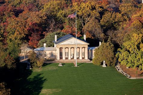 Kaine Introduces Legislation To Rename Robert E Lee Memorial