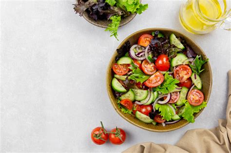 회색 콘크리트 배경에 체리 토마토 오이 양상추 붉은 양파 및 올리브 오일을 곁들인 신선한 야채 샐러드 공간을 복사합니다 붉은 양파에 대한 스톡 사진 및 기타 이미지 Istock