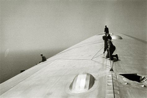 대서양 상공 2000m에서 바깥을 걸어다니는 사람들