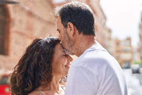Pareja De Hombres Y Mujeres Abrazándose Unos a Otros Besándose En La
