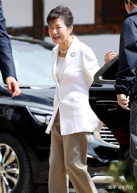 时隔1年首次公开露面，朴槿惠还是那么美丽和惊艳 知乎