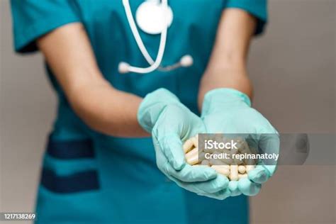 보호 마스크와 고무 또는 라텍스 장갑을 착용 하는 의사 간호사 여자 약을 들고 간호사에 대한 스톡 사진 및 기타 이미지 간호사 건강관리와 의술 라텍스 Istock