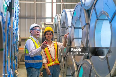 금속 제조 창고에 있는 직업적인 기업 엔지니어 노동자 안전 첫번째 개념을 위한 정비 서비스 체크 20 24세에 대한 스톡 사진 및 기타 이미지 Istock