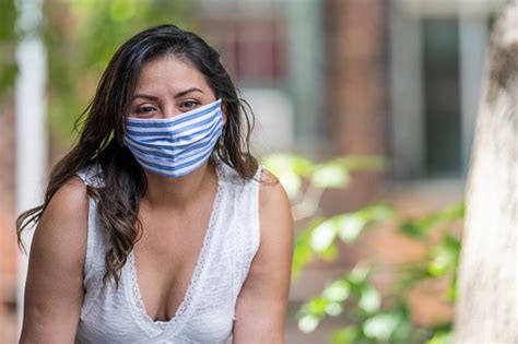 아름다운 히스패닉 여성은 외부 동안 보호 얼굴 마스크를 착용 40 44세에 대한 스톡 사진 및 기타 이미지 40 44세