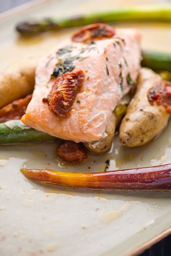 올리브 오일로 구운 연어 스테이크에 으깬 아몬드를 얹고 파와 이탈리아 파슬리를 얹고 마늘 브뤼셀 콩나물과 함께 제공됩니다 클래식 한 이탈리아어 미국 레스토랑 또는 프랑스