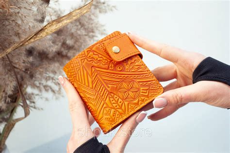 Шкіряний гаманець на 10 відділів має монетницю і прозорий з тисненням Карпати помаранчевий Id