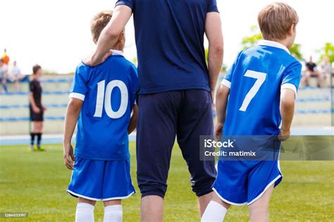 토너먼트 게임에서 젊은 코치와 축구 소년 코치 선수 어깨에 손을 넣어 교체를 만들기 학교 축구 팀의 어린이 10 11세에 대한 스톡 사진 및 기타 이미지 Istock