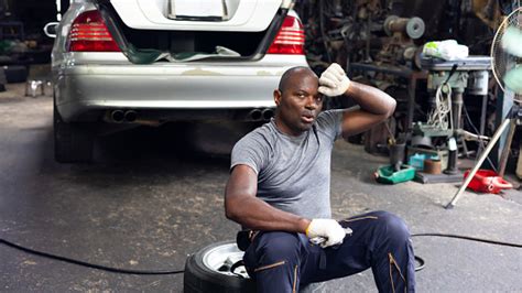 피곤한 뜨거운 닦는 땀 자동차 트럭 정비사 자동차 주유소 직장에서 열심히 일하는 아프리카 남자 자동차 정비사 노동자 45 49세에 대한 스톡 사진 및 기타 이미지 Istock