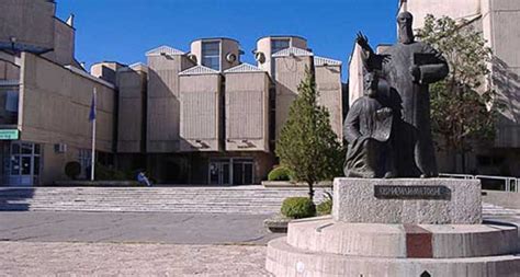 Бектеши и Шаќири на средба со студенти од државните универзитети за новиот пакет антикризни