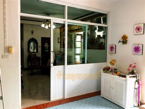 กั้นห้องภายในบ้าน ประตูบานเลื่อน รางแขวน สวยงามแข็งแรง และทนทาน อลูมิเนียมสีอบขาว กระจกเขียวใส