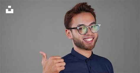 Un Homme Portant Des Lunettes Levant Le Pouce Photo Photo Yogyakarta Gratuite Sur Unsplash