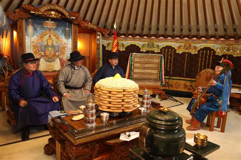 Ерөнхийлөгч Х Баттулга Есөн хөлт цагаан туганд хүндэтгэл үзүүлж Төрийн золголт хийв