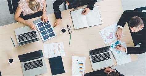 사무실의 상위 뷰에서 촬영한 비즈니스 사람들 그룹 회의 직업 사업가 사업가 및 사무실 노동자는 회의 테이블에 프로젝트 계획 문서를 가지고 팀 회의에서 일하고 있습니다