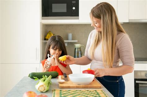 Feliz Mamá E Hija Divirtiéndose Mientras Preparan La Cena Juntos Niña