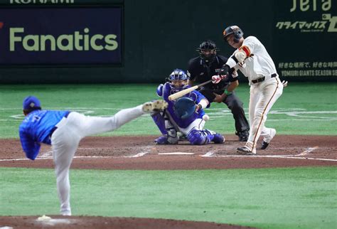 セcsファイナルs＜巨・d1＞7回、左前打を放つ坂本 （撮影・白鳥 佳樹） ― スポニチ Sponichi Annex 野球