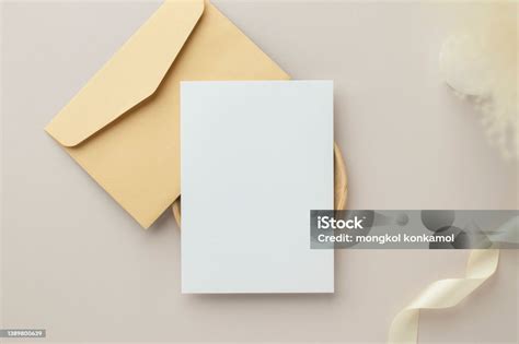 종이 배경에 마른 꽃과 리본봉투에 빈 인사말 카드 초대 5x7 평면 평지 모형 형판에 대한 스톡 사진 및 기타 이미지 형판 0명 개념 Istock