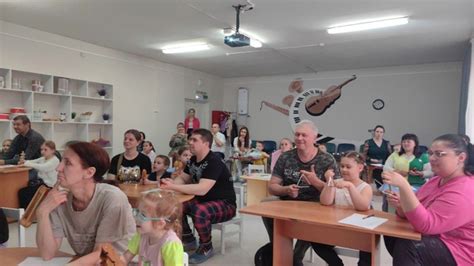 Семья самое главное в жизни для каждого из нас это близкие и родные люди те кого мы любим