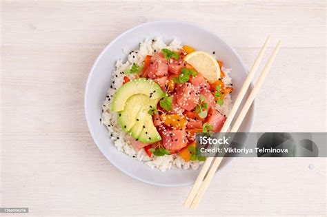 연어 쌀 아보카도 참깨 마이크로 그린 감 흑백 참깨가있는 찌꺼기 그릇 하와이안 아히 포크 그릇 신선한 해산물 음식 음식에 대한 스톡 사진 및 기타 이미지 Istock