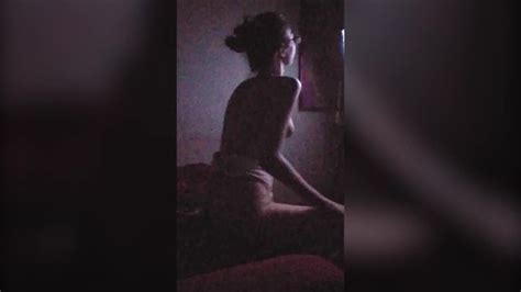 ВОТ КАК СВЕТА ЛЮБИТ СМОТРЕТЬ Netflix Распутная девушка скачет на члене во время просмотра