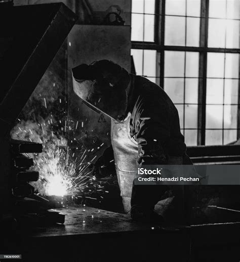 용접 마스크용접 공장에서 용접기 금속 부품 용접 및 스파크 흑백 용접 홀더 강철에 대한 스톡 사진 및 기타 이미지 강철 건설 산업 건축물 Istock