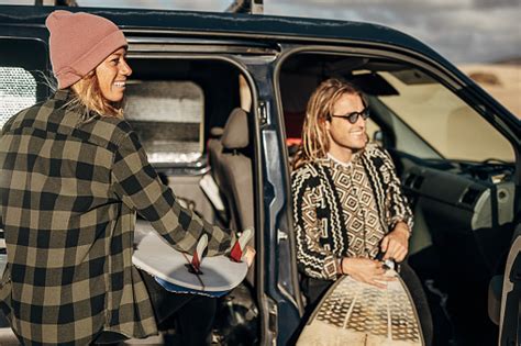 두 명의 서퍼가 차에서 서핑 보드를 가져 와서 파도를 타기 위해 해변으로 향합니다 2명에 대한 스톡 사진 및 기타 이미지 2명 개념 남자 Istock