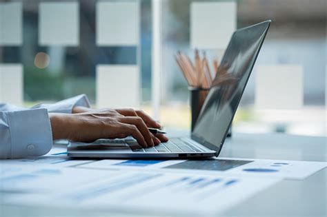 분석 그래프를 계산하기 위해 계산기를 누르는 보고서 차트로 노트북에 입력하는 사업가 금융 소득 및 비용 세금 회계 청구서 신용