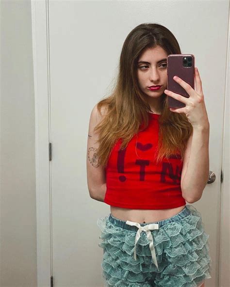 lara r reactgirls1