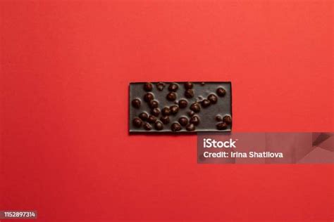 텍스트에 대 한 장소와 평면 스타일에서 빨간색 배경에 맛 있는 다크 초콜릿 바 갈색에 대한 스톡 사진 및 기타 이미지 갈색 깨짐 나비매듭 Istock