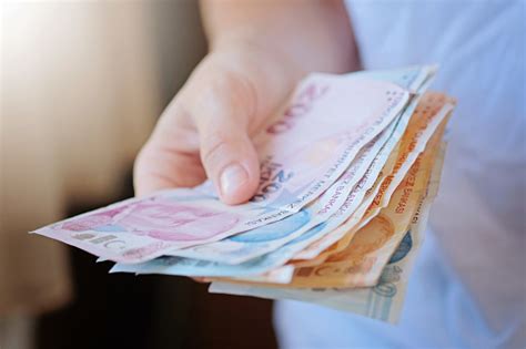 여성의 손에 터키 리라 지폐 터키의 종이 통화 현재 터키 리라스는 터키 공화국 의 중앙 은행에 의해 발행된다 금융 위기 개념