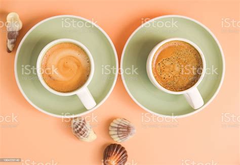 거품이 있는 향기로운 에스프레소 커피 2컵 전통은 쉘 모양의 초콜릿을 곁들인 이탈리아식 조식 음료입니다 맨 위 보기입니다 Robusta Coffee Drink에 대한