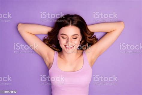 상단 높은 각도보기 사진 사랑스러운 매력적인 쾌활한 긍정적 인 청소년 휴가 휴가 닫기 눈 사려 깊은 물결 모양의 헤어 스타일 관심 단일 현대 핑크 고립 된 보라색 배경 곱슬