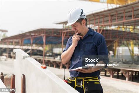 건설 현장에서 프리캐스트 콘크리트 벽 구조 품질을 검사하는 감독 건축업자 건설 노동자는 건설 현장에서 장비 도구로 작업하는 안전