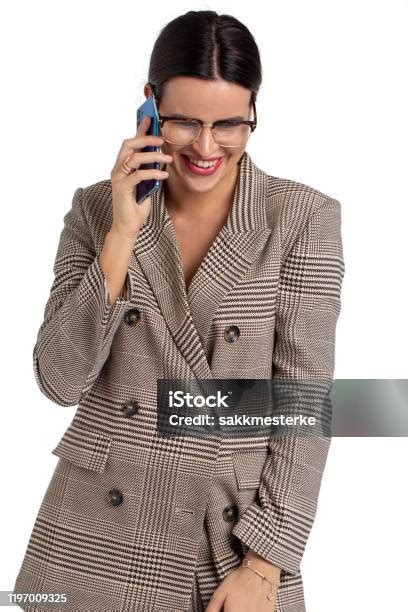 회색 정장 착용 전화와 흰색에 고립 된 웃음전문 똑똑한 사업가 20 29세에 대한 스톡 사진 및 기타 이미지 20 29세 갈색 머리 고급 의상 Istock