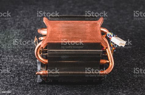 Pc에서 Cpu 열 조각입니다 프로세서 냉각을 위한 팬을 가진 구리 Heatsinker 0명에 대한 스톡 사진 및 기타 이미지