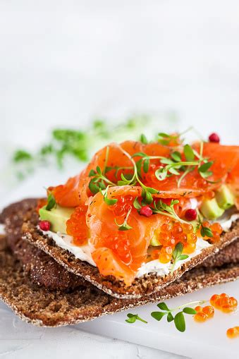 소금에 절인 연어 레드 캐 비어 아보카도와 크림 치즈 호 밀 크리스피 토스트 도마 요리 도구에 대한 스톡 사진 및 기타 이미지 도마 요리 도구 미식가 음식 Istock