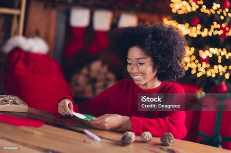 재미 있 은 평화로운 소녀 수공예품의 사진 위시리스트 편지 실내에서 새해 기적의 시간 집을 즐길 수 있습니다 8 9 살에 대한 스톡 사진 및 기타 이미지 Istock