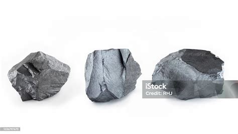 철 광석은 흰색 배경에 고립 철광석은 금속 철을 경제적으로 추출할 수 있는 암석과 광물입니다 0명에 대한 스톡 사진 및 기타 이미지 Istock