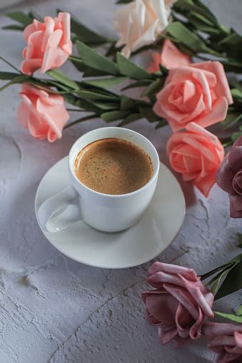 흰색 테이블 배경에 장미 꽃커피 컵 텍스트 장소와 발렌타인 데이 빈티지 사진 텍스트 공간 갈색에 대한 스톡 사진 및 기타 이미지 Istock