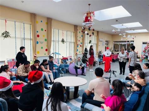 Деца и младежи от социалните услуги във Враца получиха коледни подаръци снимки