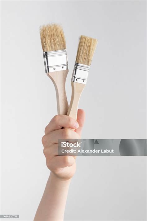 흰색과 회색 종이 배경 위에 두 개의 페인트 브러시를 들고 있는 아이 손 복사 공간 붓에 대한 스톡 사진 및 기타 이미지 붓 쥠 개념 Istock