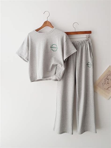 리케마켓 꾸안꾸set 심플 자수 포인트 크롭 반팔 티셔츠 밴딩 일자바지 트레이닝팬츠 투피스 데일리 추리닝 세트